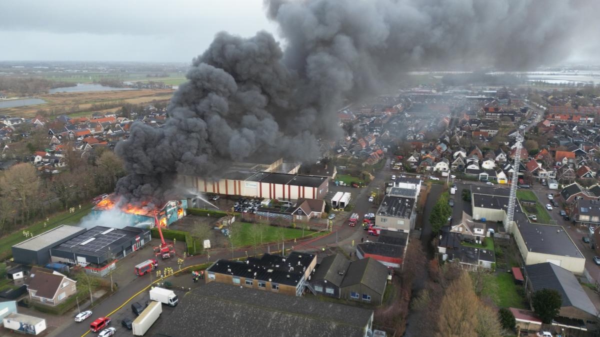 KIJK HIER: Brand in autobedrijf Noord-Scharwoude vastgelegd met drone