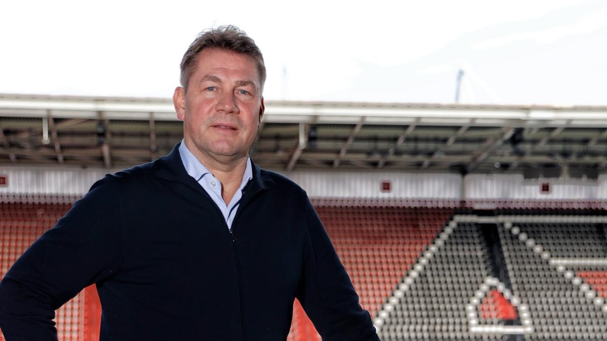 Directeur voetbalzaken AZ over ontslagen Martens: "Hoge pieken en hele ...