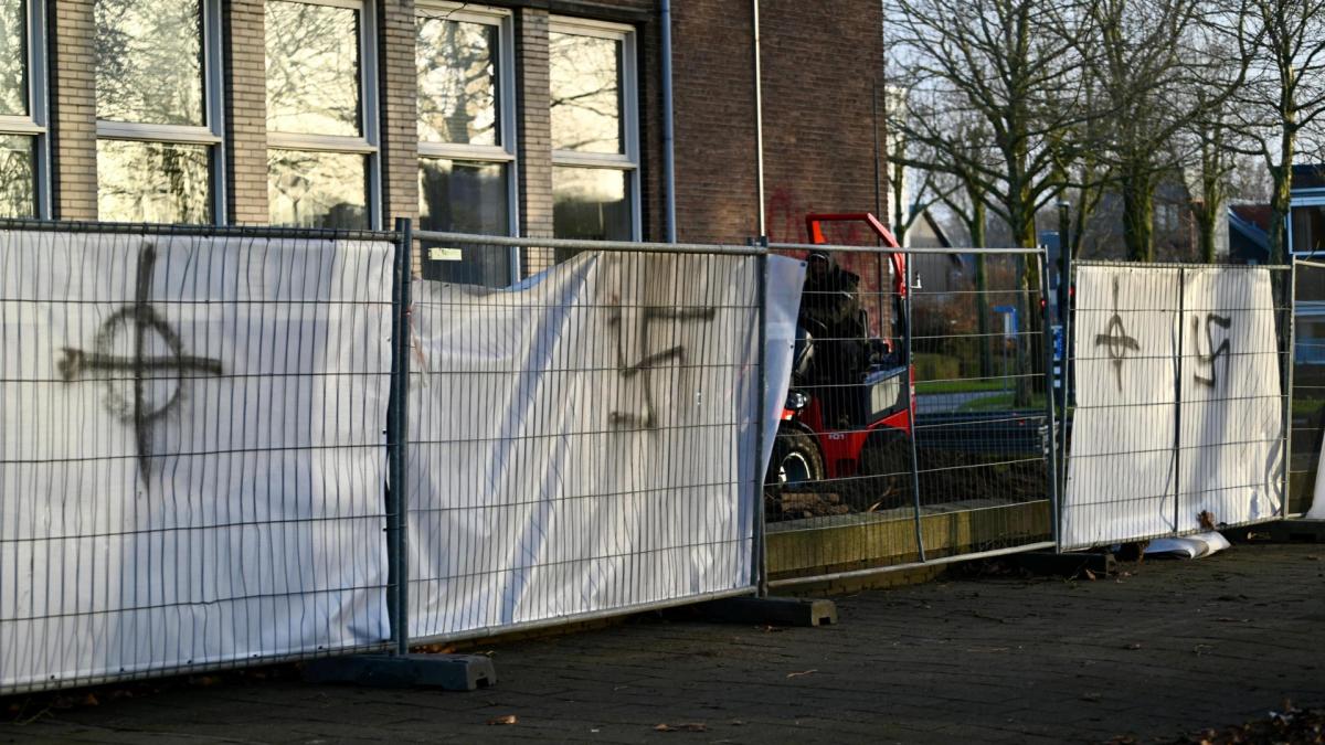 Gemeenteraad verbolgen over hakenkruizen op azc in Hoorn