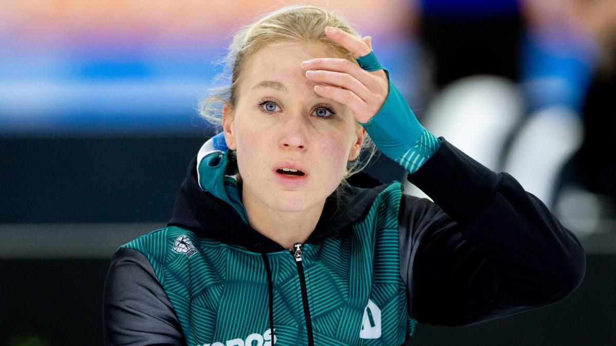 Edamse Merel Conijn protesteert tegen schaatsbond en verlaat NK allround