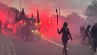 Rouwstoet met grafkist trekt door Loosdrecht uit protest tegen noodopvang