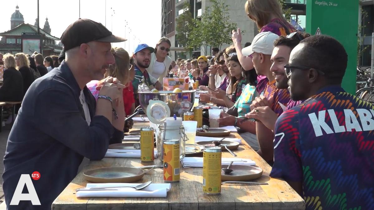 Asielzoekers uit het hele land dineren samen met Amsterdammers aan ...