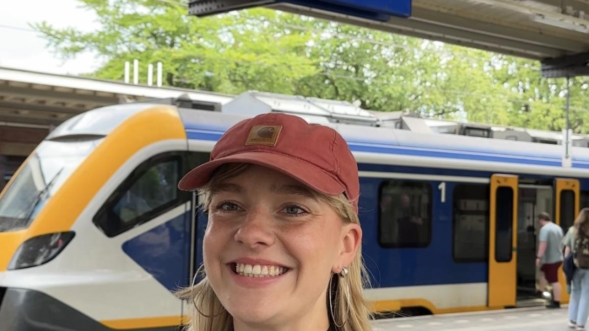 Zangeres LOE brengt muzikale ode aan station Naarden-Bussum