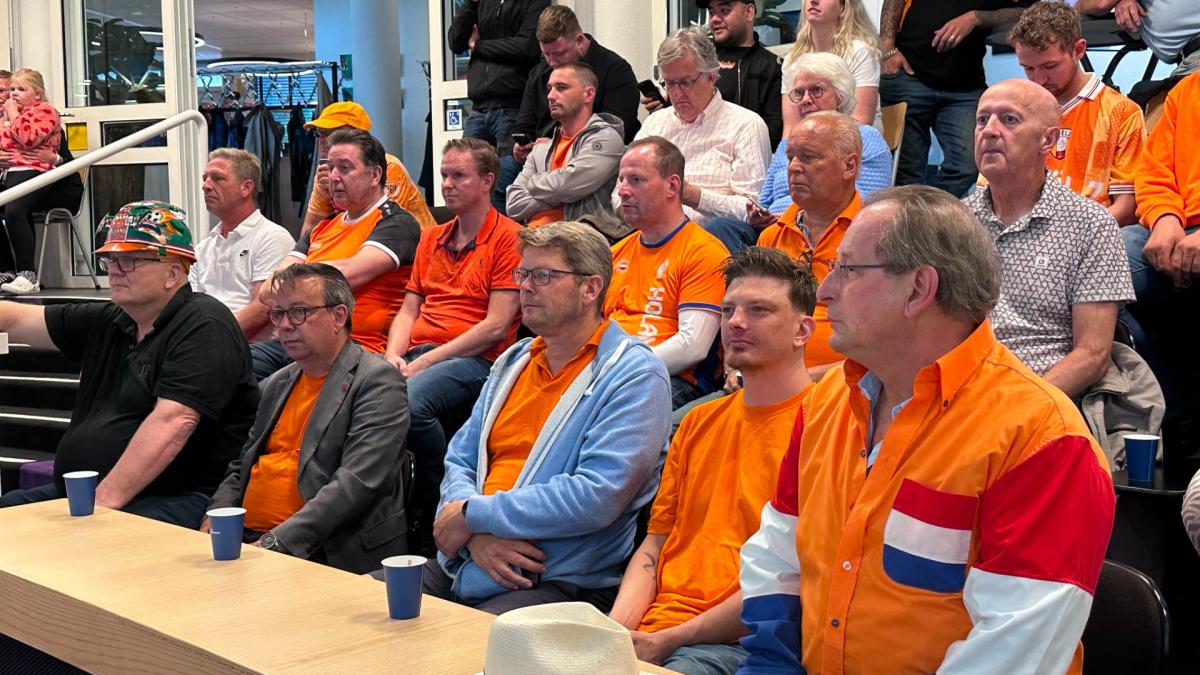 Raadszaal van Huizen kleurt oranje in hoop dat kroeg later dicht mag ...