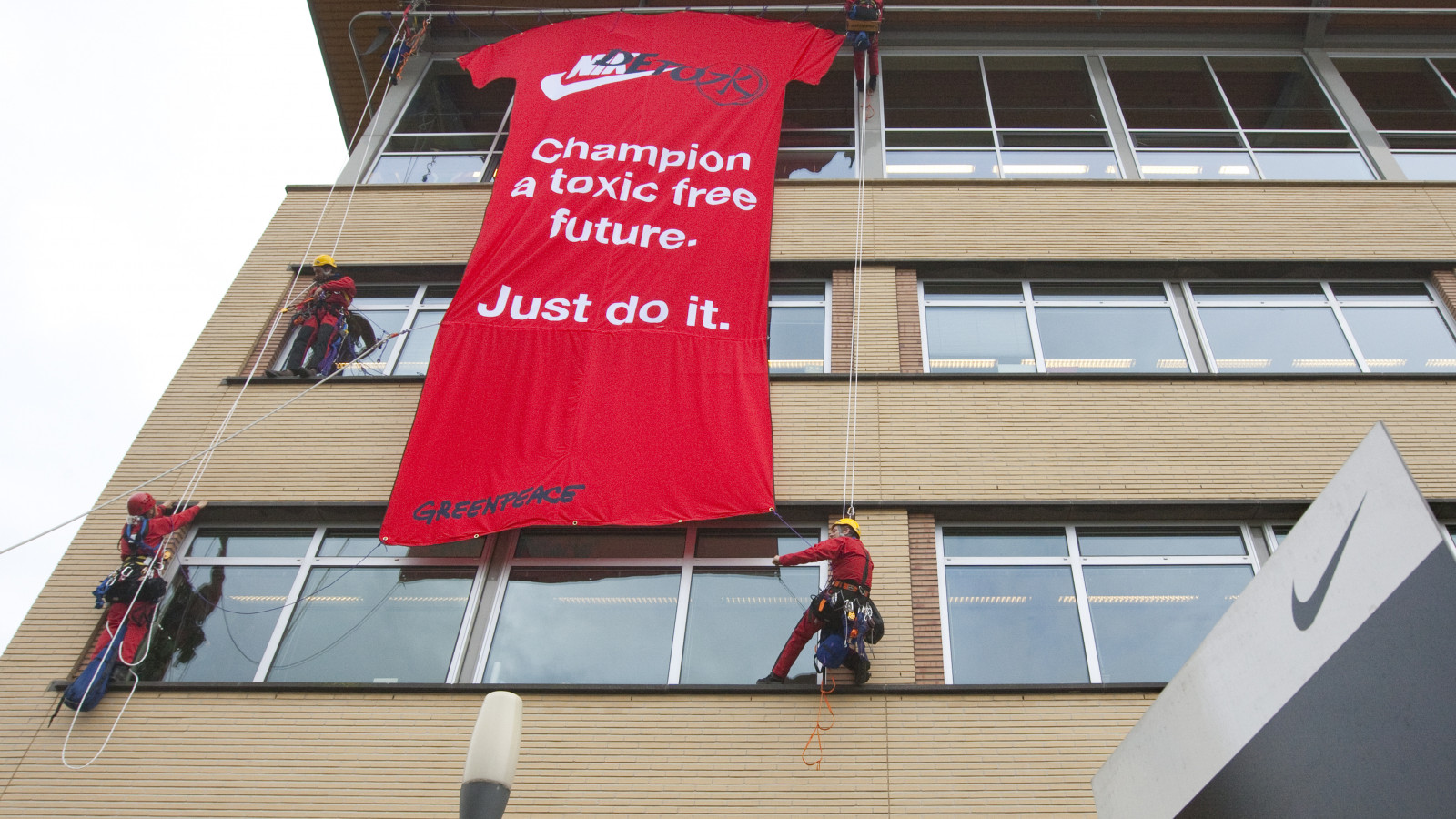 Actie van Greenpeace bij Nike in Hilversum - NH Nieuws Actie van Greenpeace bij Nike in Hilversum - NH Nieuws