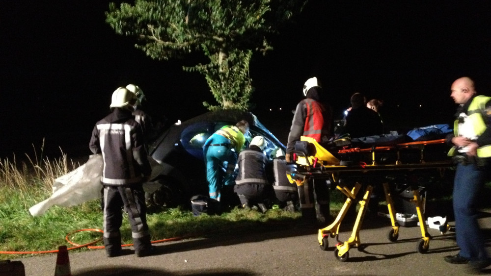 Man gewond na botsing op boom - NH Nieuws Man gewond na botsing op boom - NH Nieuws