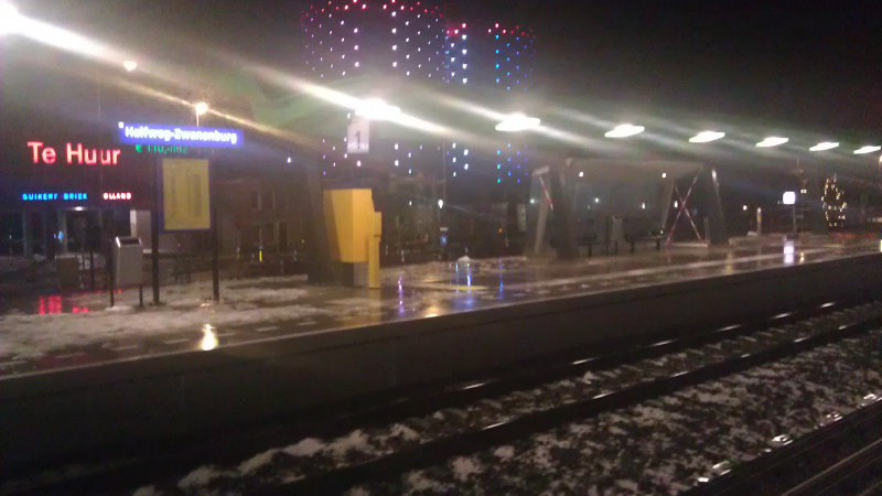 Eerste trein stopt bij station Halfweg-Zwanenburg - NH Nieuws