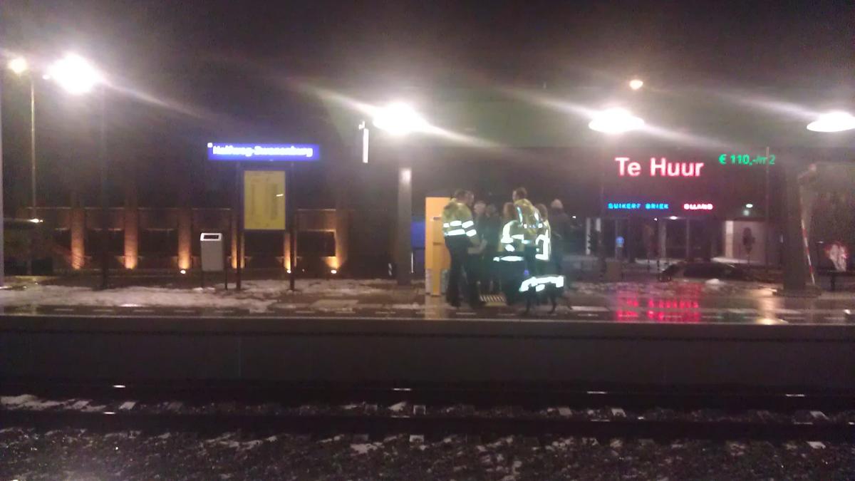 Eerste trein stopt bij station Halfweg-Zwanenburg - NH Nieuws